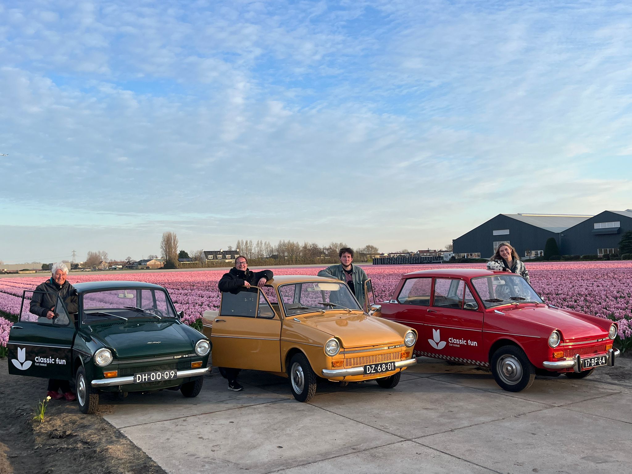 Tour with a DAF 33 oldtimer along the beach, dunes, flower fields and ...